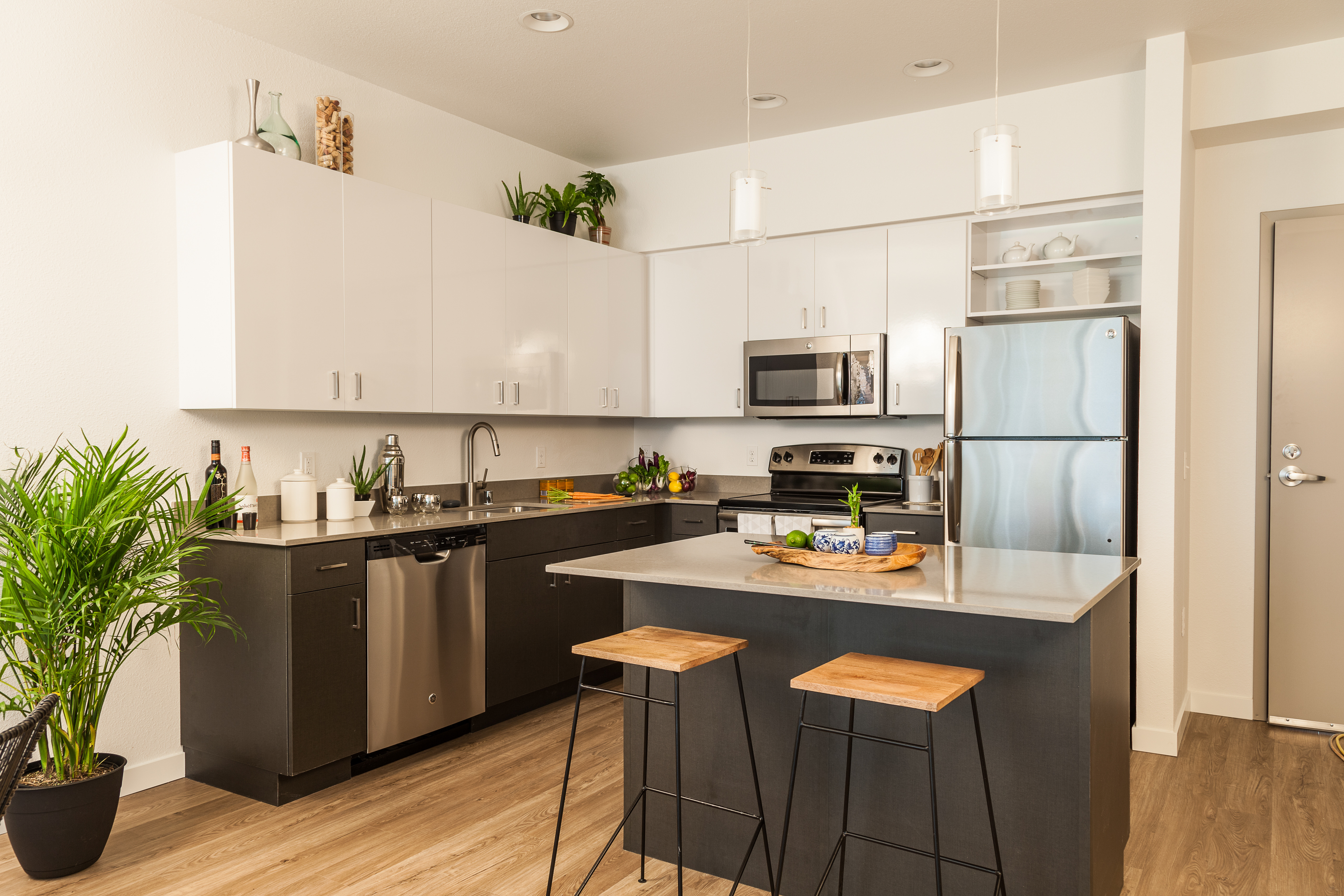 Two-Tone Contemporary Kitchen with Sharp Contrasts | Easy Stones